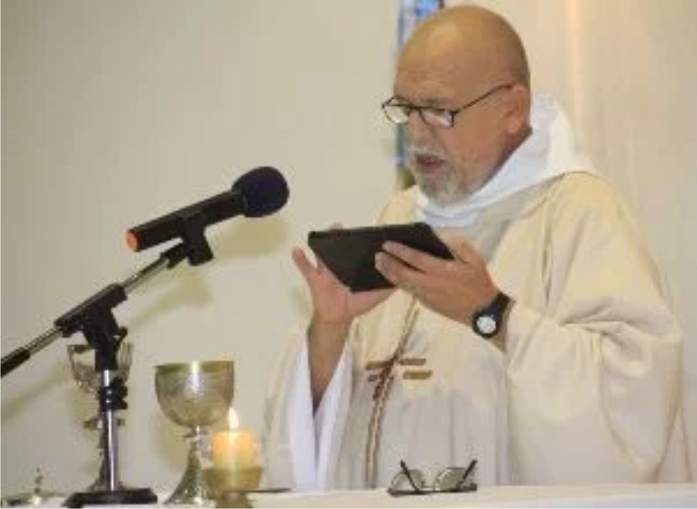 Elevemos una oración por el alma del Padre Román Becerra - Voces Paralelas